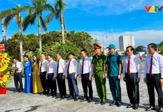 Lãnh đạo phường Trường Vinh dâng hoa, dâng hương kỷ niệm 95 năm ngày Xô ...